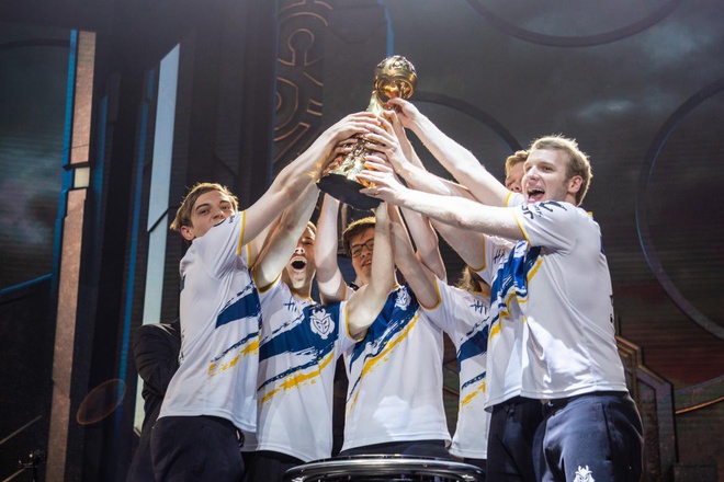 G2 Esports ăn mừng vì nhận cúp MSI 'xịn', ngay lập tức bị T1 phản pháo ...