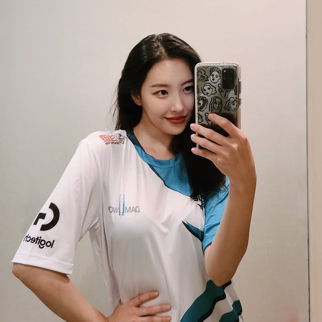 Thăng hoa cùng DAMWON, Showmaker được nữ idol nóng bỏng hàng đầu K-pop công khai 'thả thính'