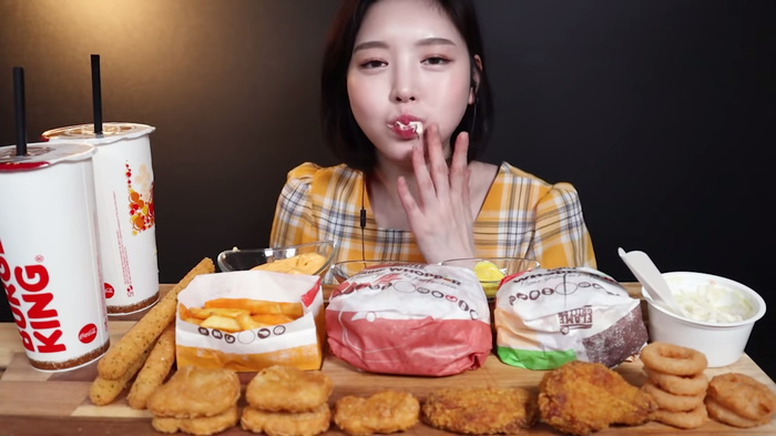 Mệt mỏi vì bị tố “nhè” đồ ăn, nữ Youtuber Mukbang gửi tâm thư giãi bày ...