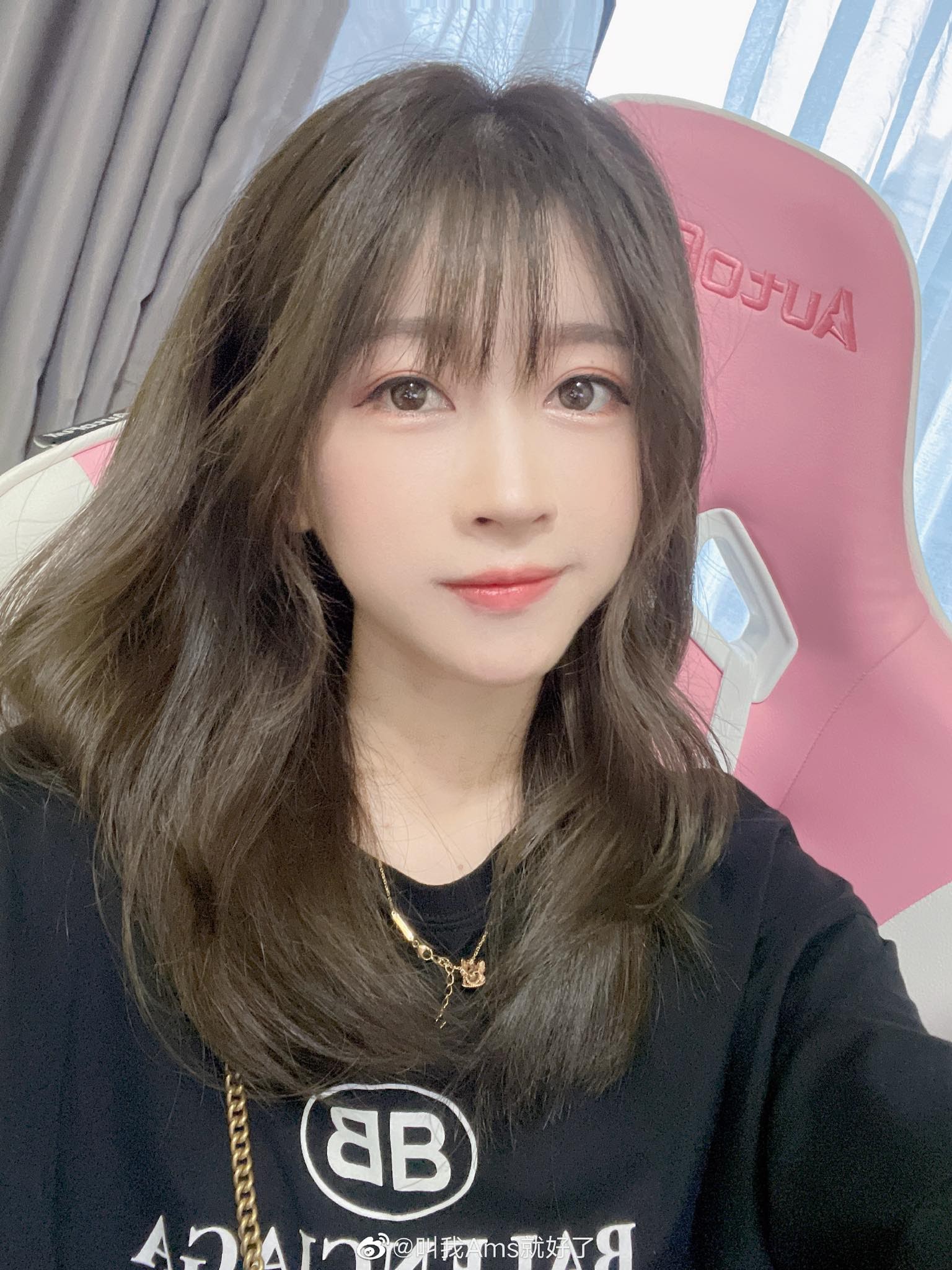 Nữ caster DOTA 2 tại TI10 khiến khán giả ngất ngây vì nhan sắc, cất giọng lên càng "đốn tim" hơn ...