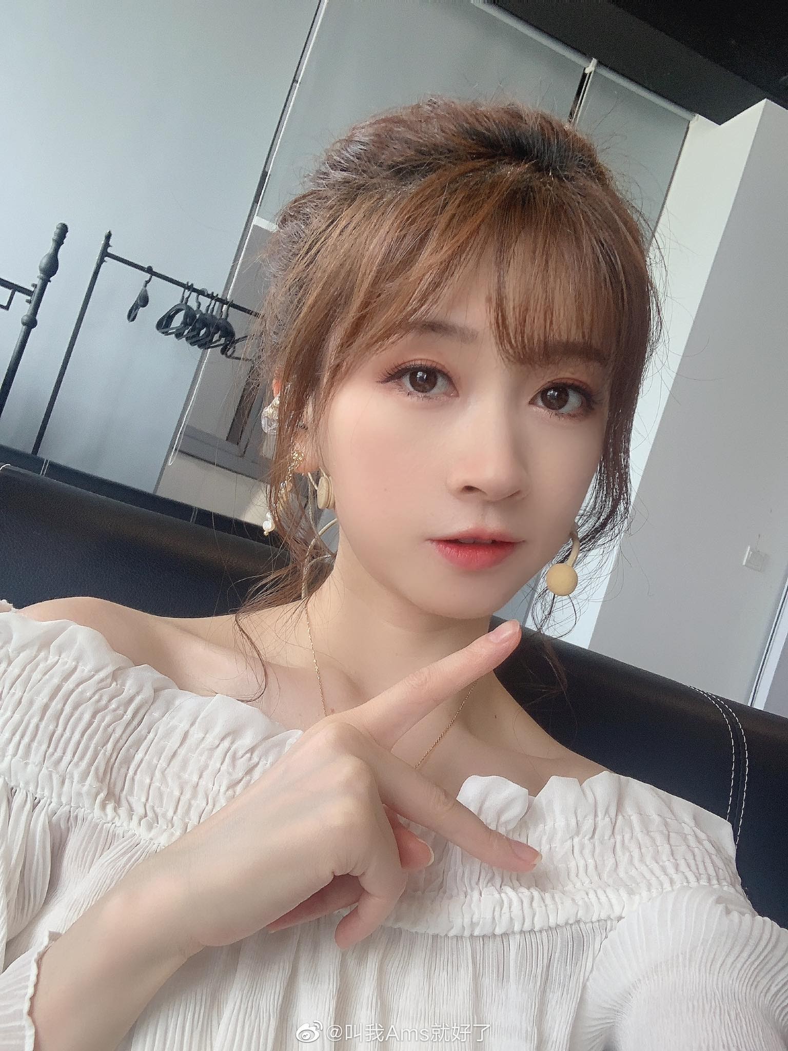 Nữ caster DOTA 2 tại TI10 khiến khán giả ngất ngây vì nhan sắc, cất giọng lên càng "đốn tim" hơn ...