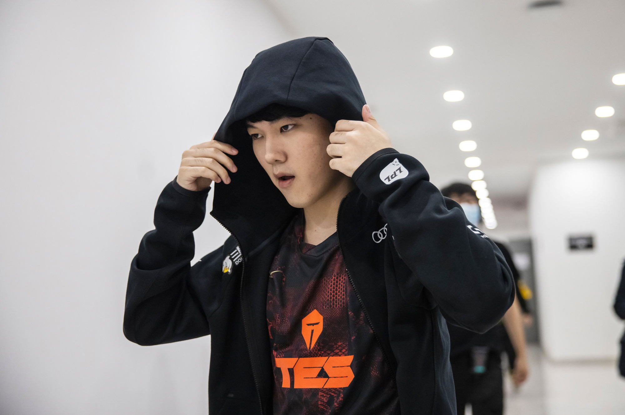 Vắng mặt ở CKTG, trắng tay ở LPL nhưng JackeyLove vẫn làm được điều mà Faker cũng phải chịu thua