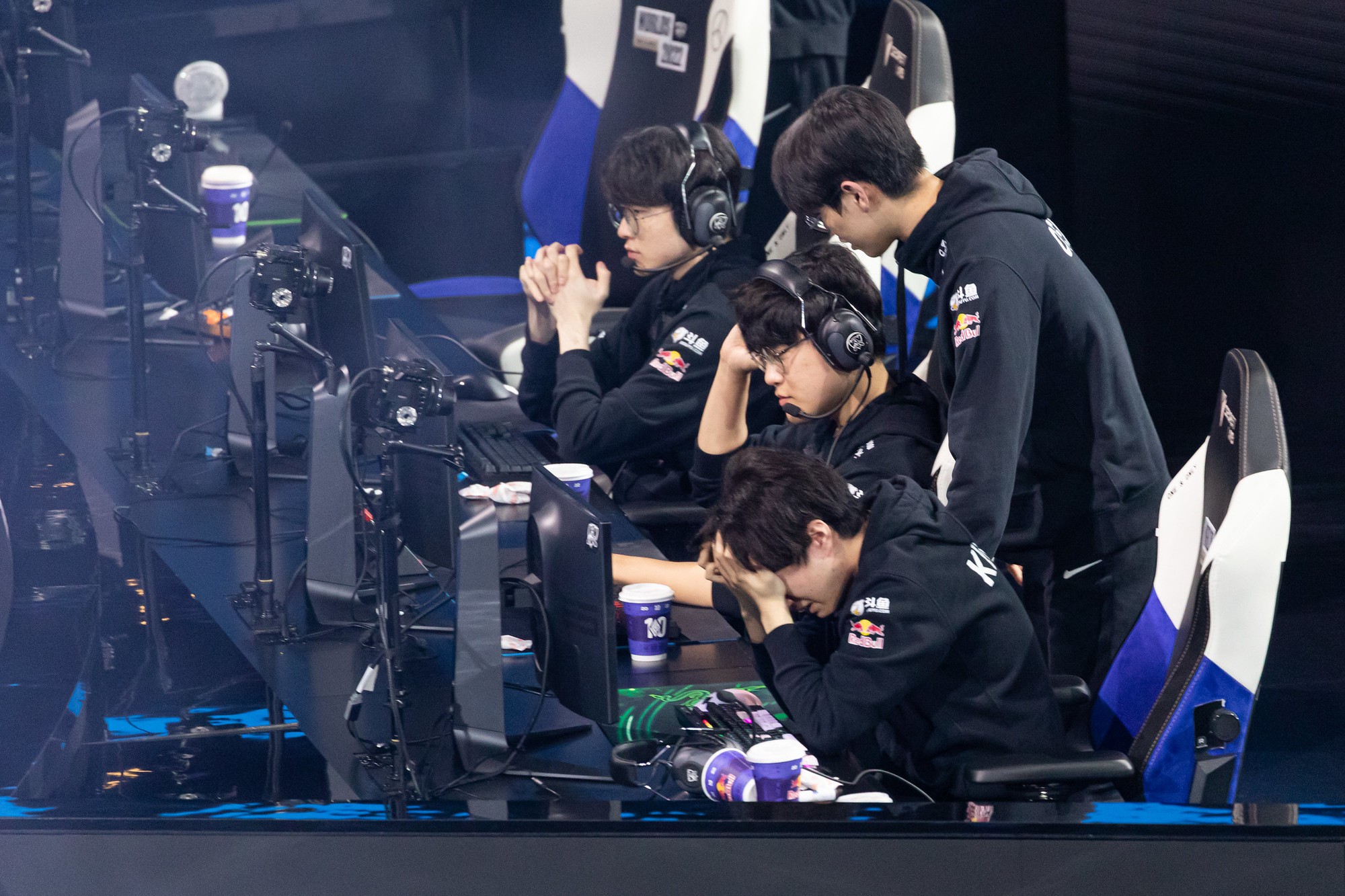 Fan T1 tranh cãi dữ dội liên quan đến content của LCK về các kỳ CKTG