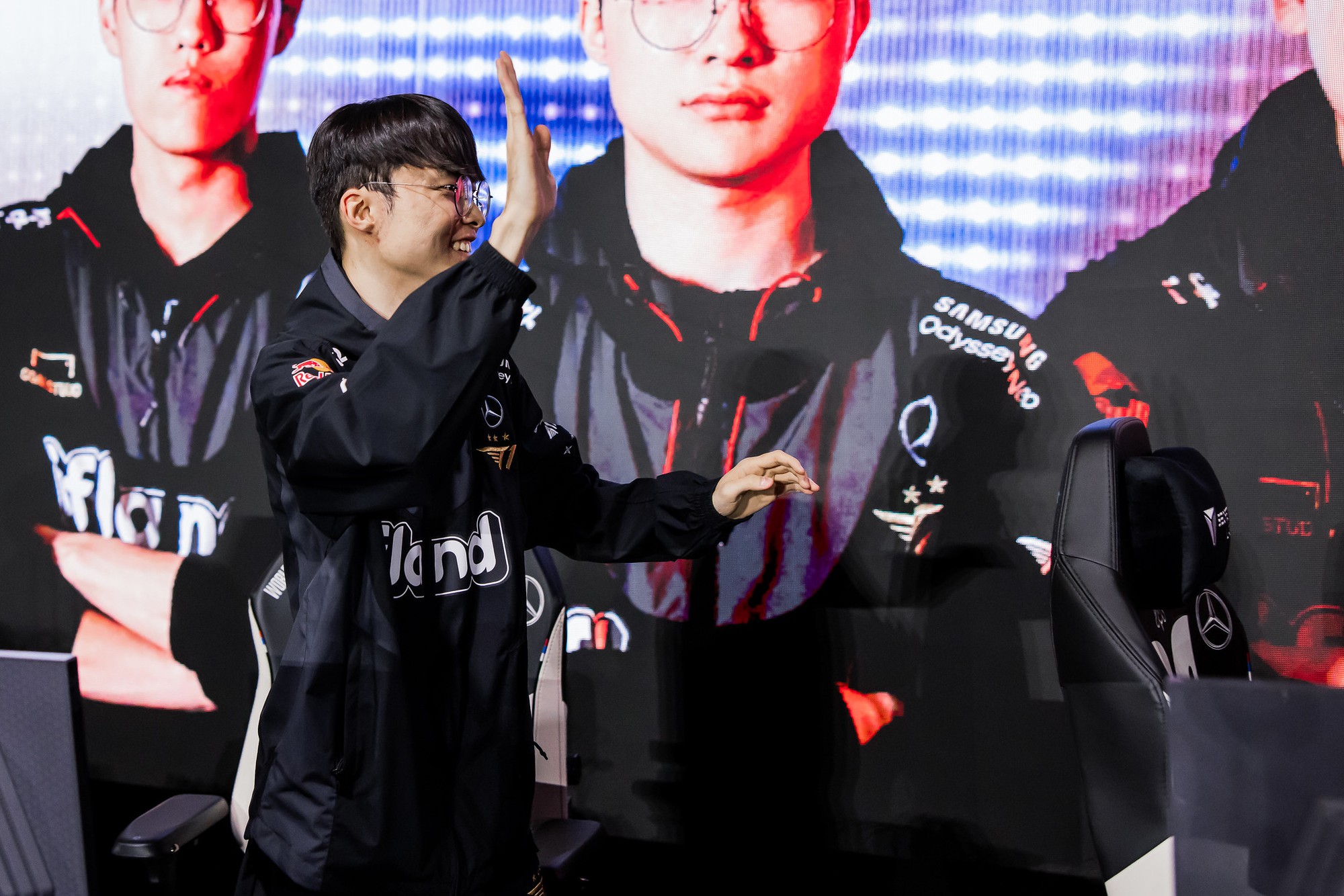 Chỉ với một hành động nhỏ, Faker khiến khán giả quốc tế phải "tâm phục khẩu phục"