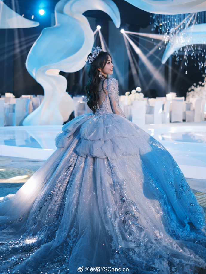 Cựu nữ BLV siêu gợi cảm của LPL bị nghi hẹn hò cùng một Xạ Thủ nổi ...