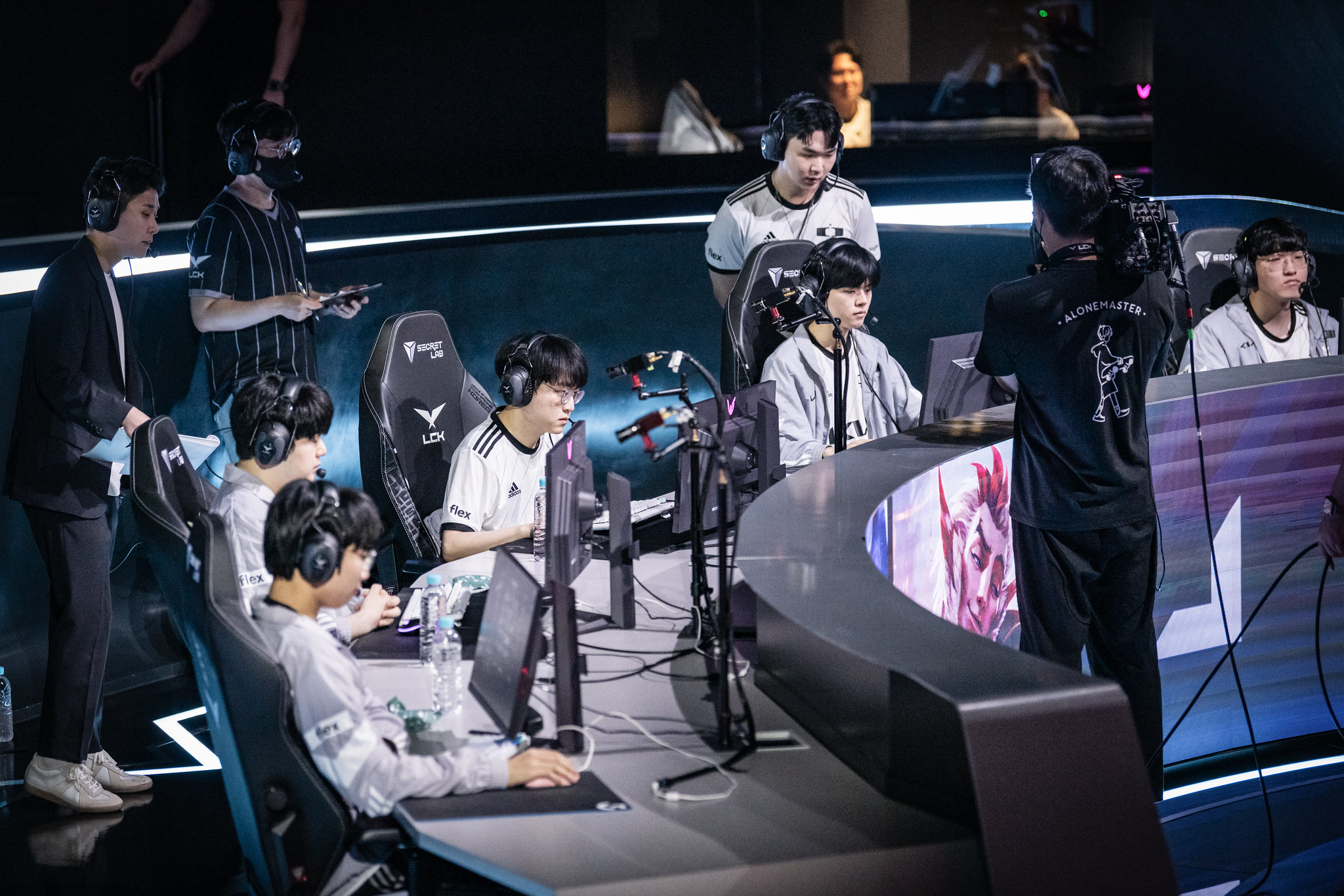 Deft chia sẻ về vai trò của Đường Giữa, khán giả bức xúc thay ShowMaker