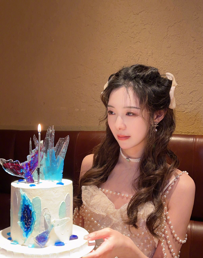 Tuyển thủ LPL 'cắm sừng' nữ MC xinh đẹp, cộng đồng đưa ra nhận xét ...