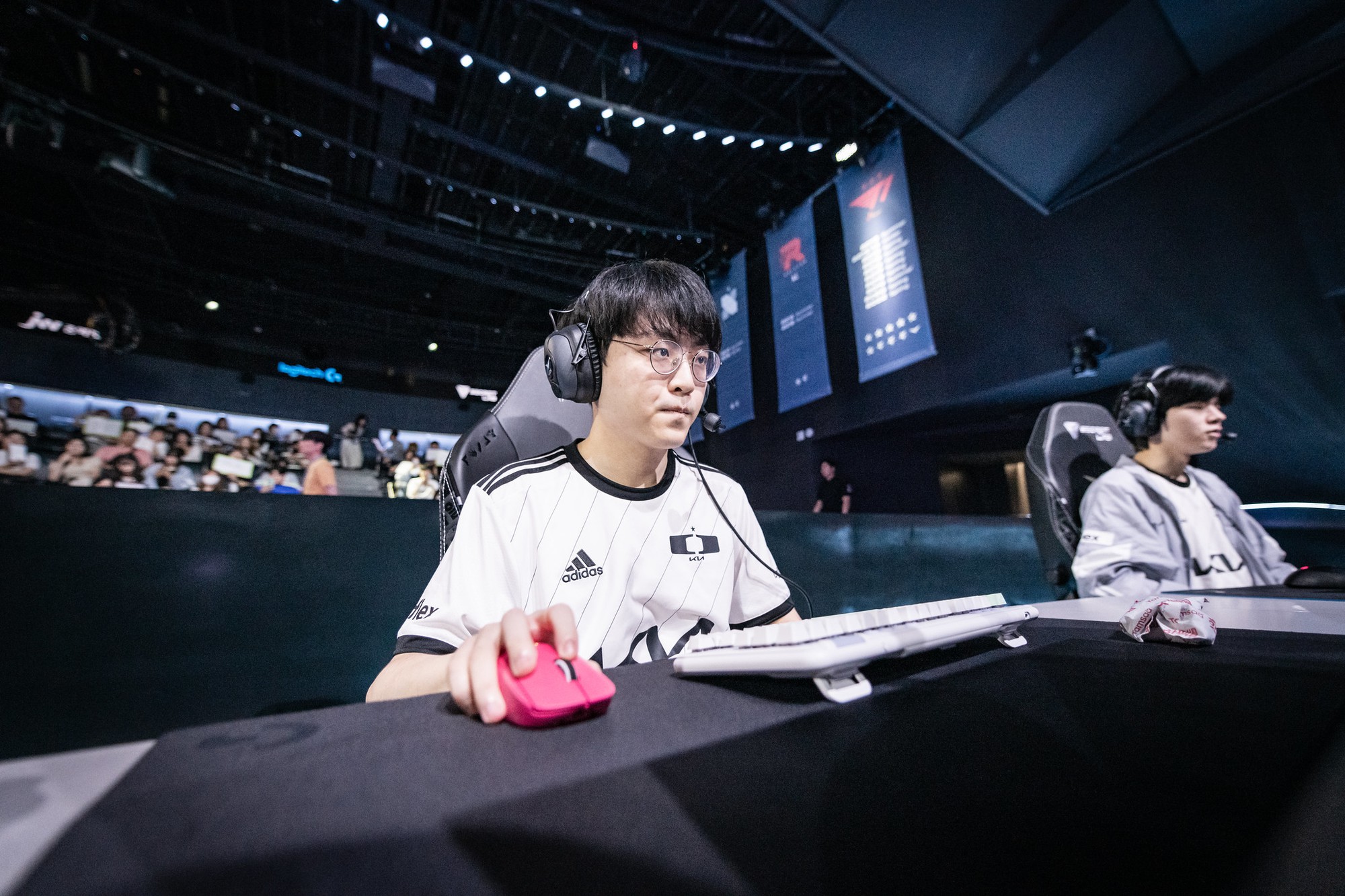 Cộng đồng phát hiện ShowMaker "học hỏi VCS" trước thềm đại chiến DRX