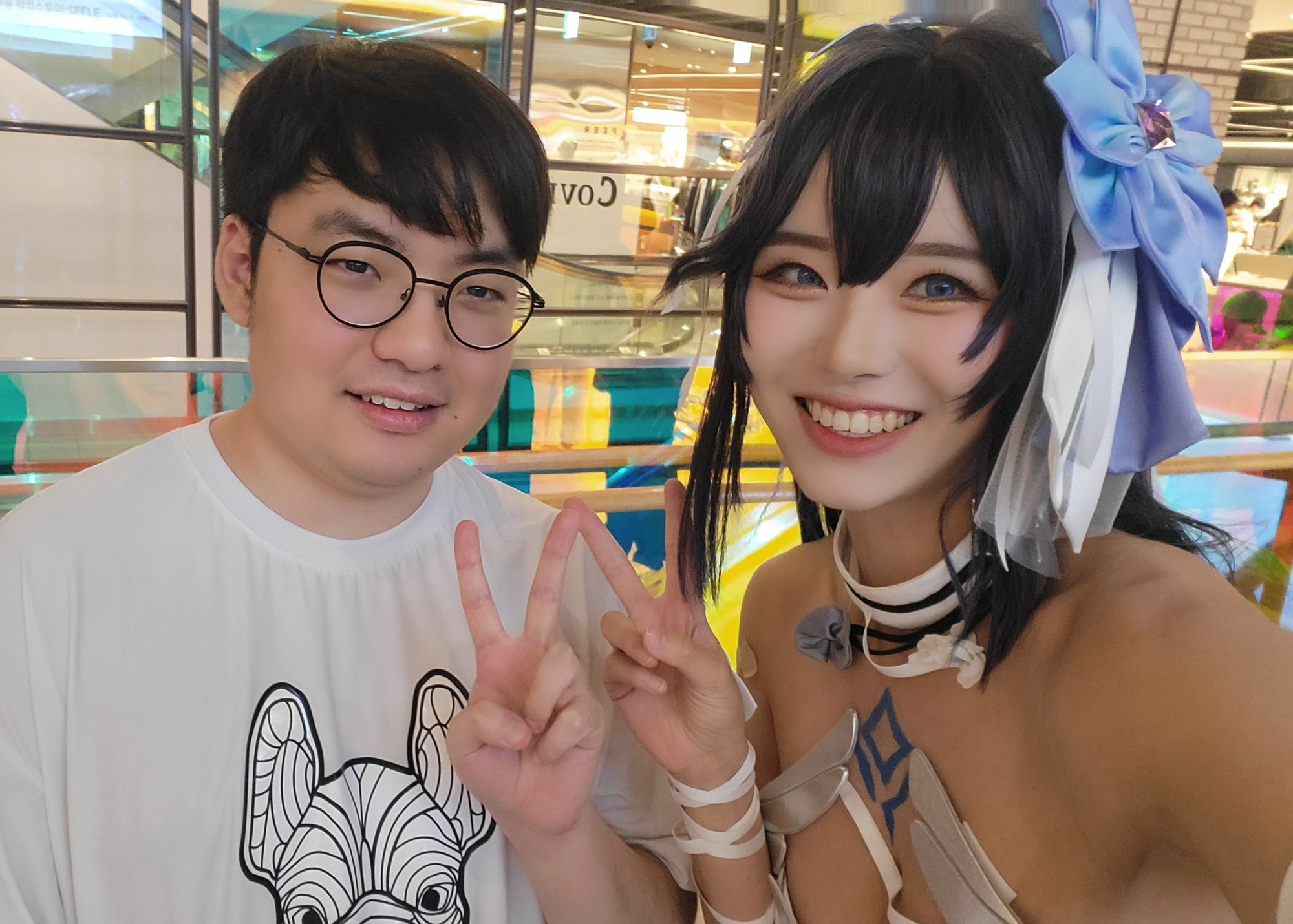 BeryL xuất hiện cạnh nữ cosplayer xinh đẹp, hóa ra là "người quen ...