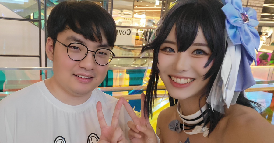 BeryL xuất hiện cạnh nữ cosplayer xinh đẹp, hóa ra là "người quen", từng check-in với cả "Chủ tịch"