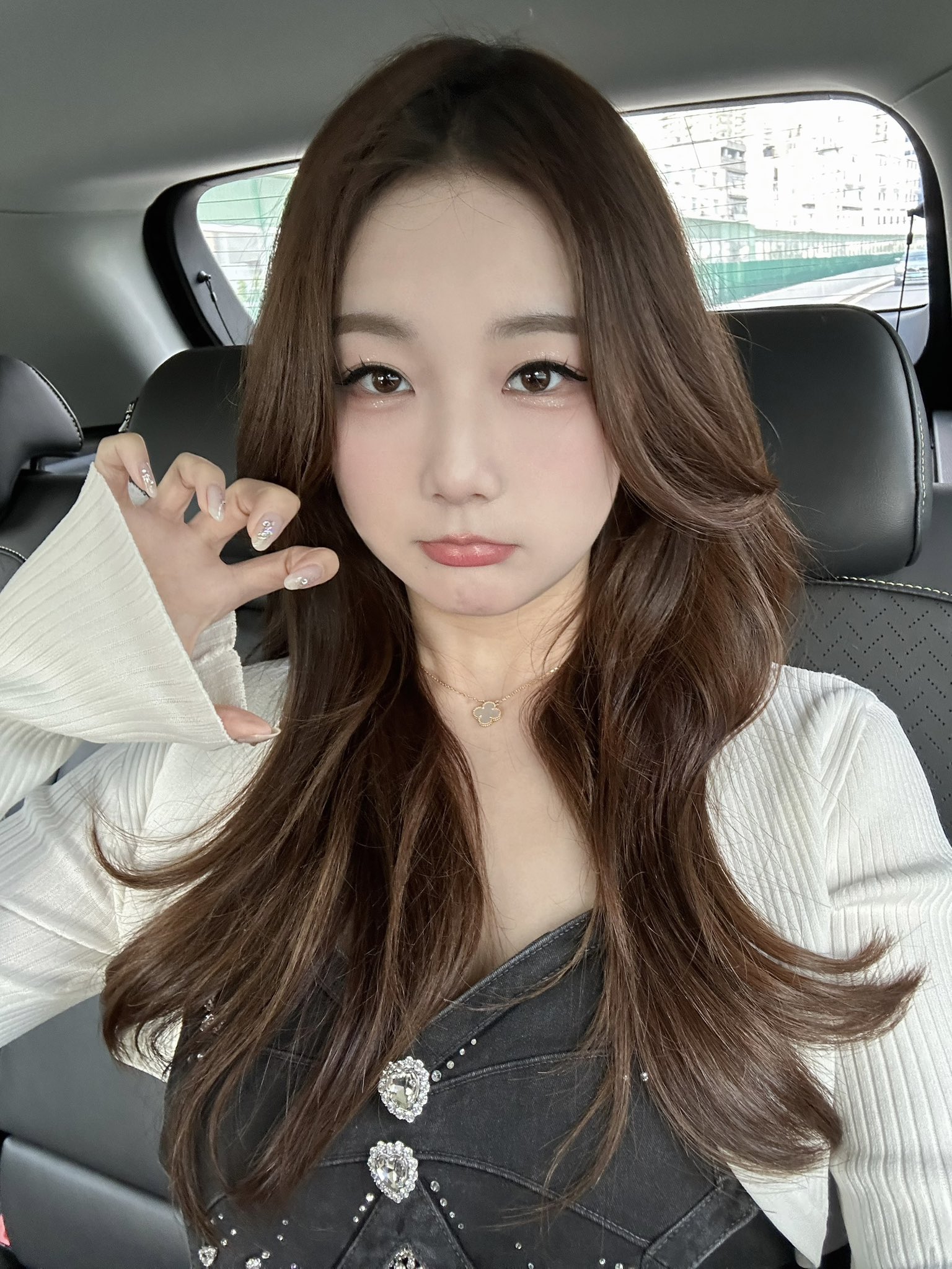 Đổi sang phong cách gợi cảm, nữ BLV LPL khiến dân tình xôn xao với cosplay Kai'Sa siêu "táo bạo"