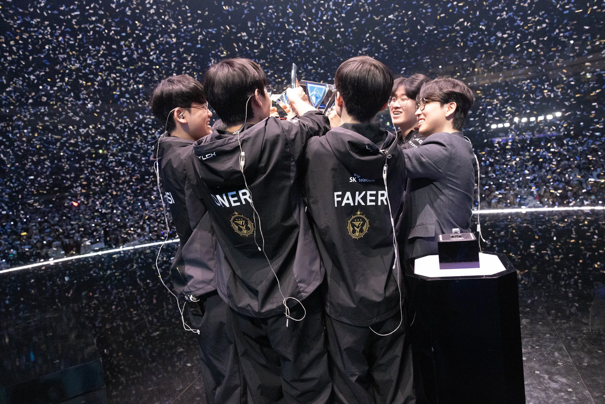 A new detail on T1's 2024 shirt makes fans "bloom face" - ESPORTS MAGAZINE