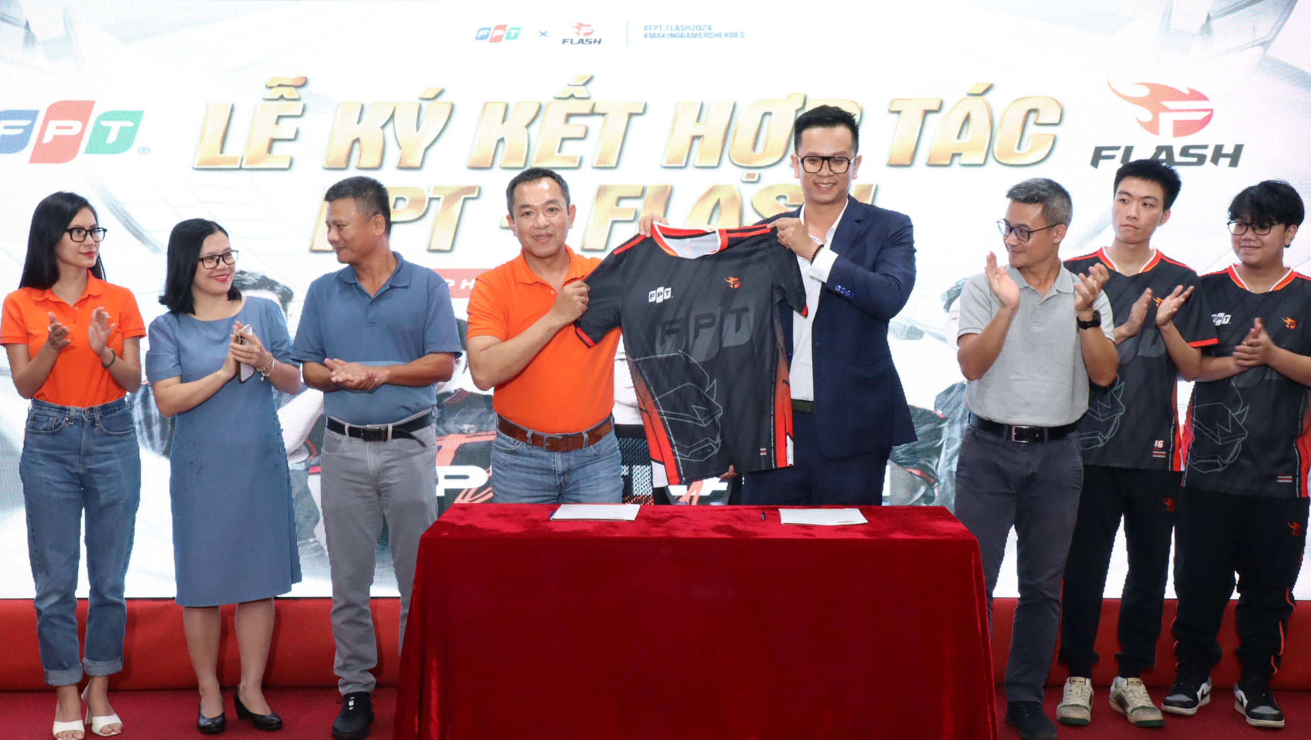 FPT TELECOM công bố hợp tác chiến lược cùng Team Flash