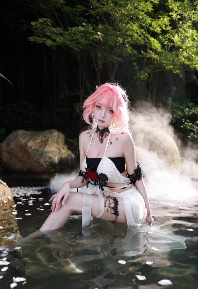 Coser 2 triệu follow gây bão với bộ ảnh “tắm suối”