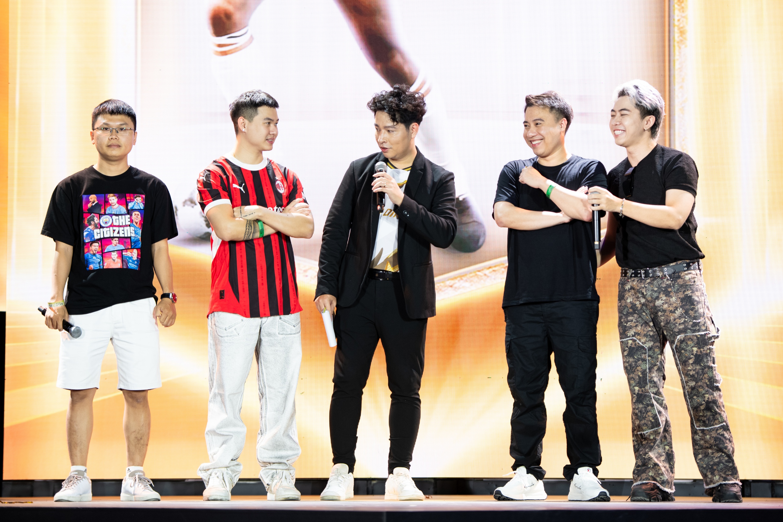 Cộng đồng FC Online bùng nổ cùng Ruud Gullit, Độ Mixi thắng luôn huyền ...