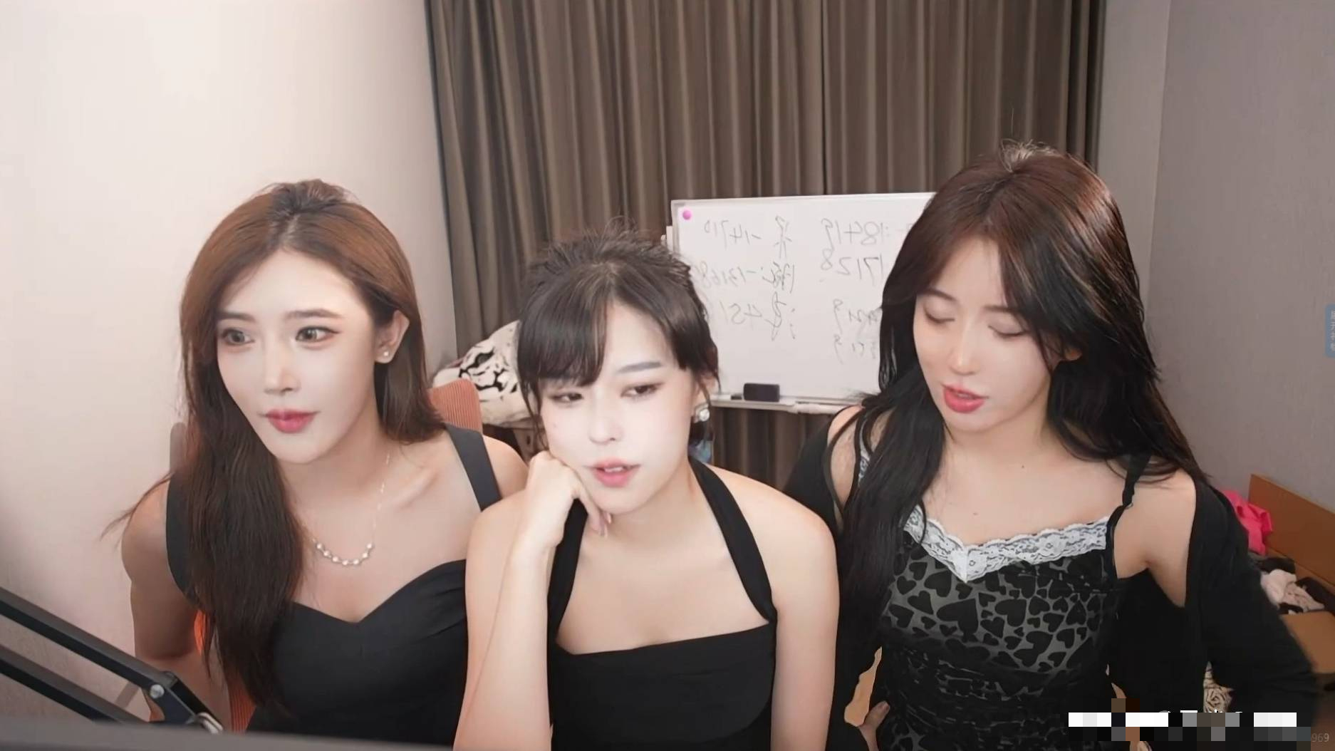 Livestream tập thể dục, nữ streamer bị cảnh cáo vì để lộ chi tiết nhạy ...
