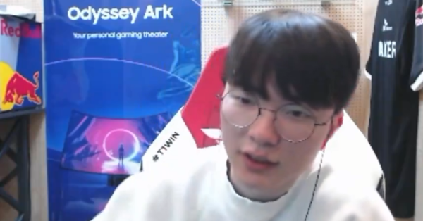 Khán giả phát hiện Faker "hóa tạ" giữa đội hình T1 vì một lý do "khó đỡ"