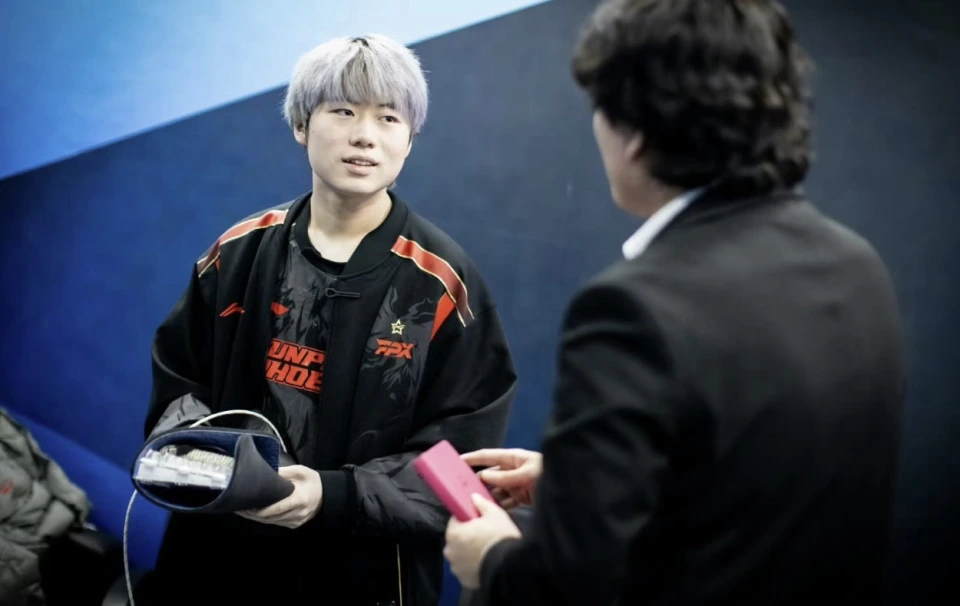 Vừa thắng JDG, sao trẻ LPL ngay lập tức được so sánh với Faker