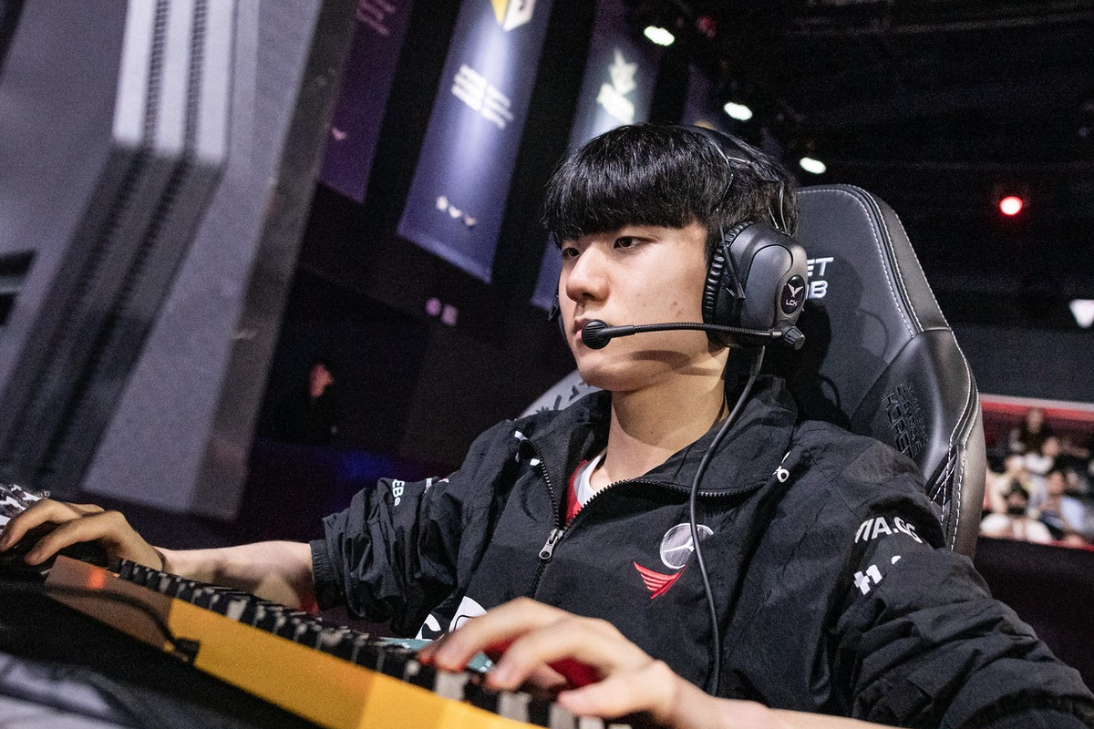 Chứng kiến sao trẻ T1 được "gánh", khán giả nhắc đến "người thay thế tội nghiệp của Faker"