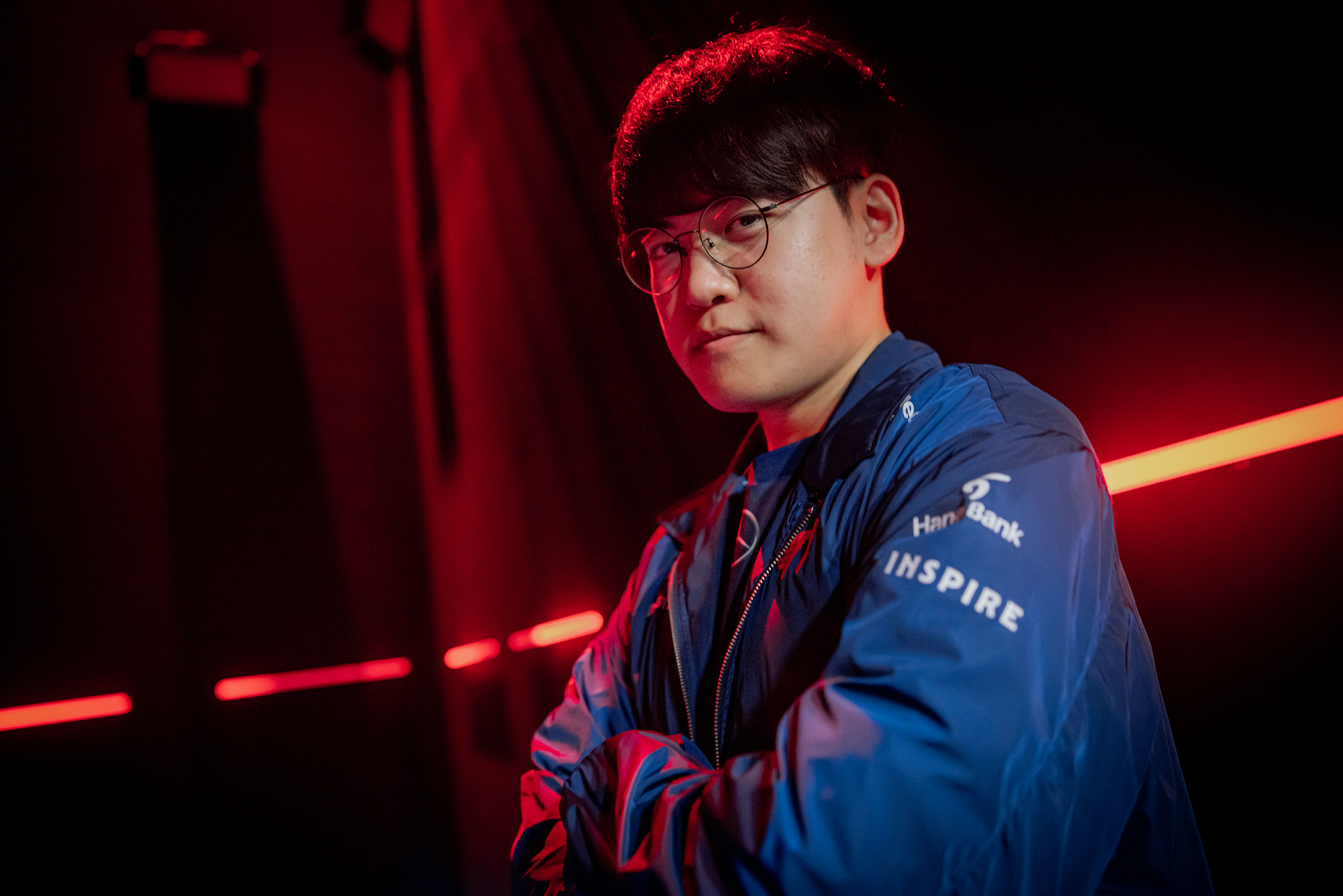 T1 vượt ải đầu tiên nhưng fan phải nài nỉ một chuyện quan trọng