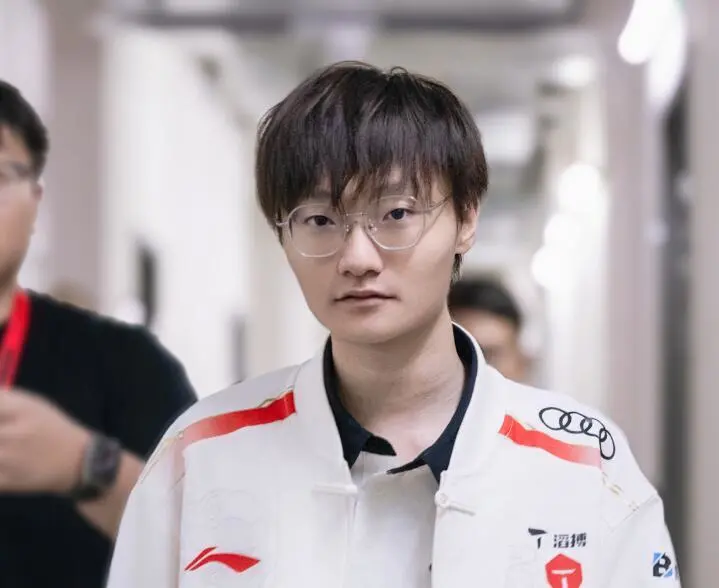 Nghi vấn tuyển thủ từng là FMVP CKTG lại vướng vào drama gây mâu thuẫn nội bộ