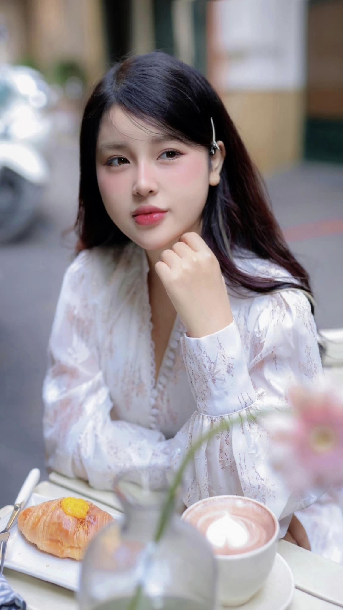 "Hot" trở lại, cô giáo Vật lý méo mặt vì những "phán xét"