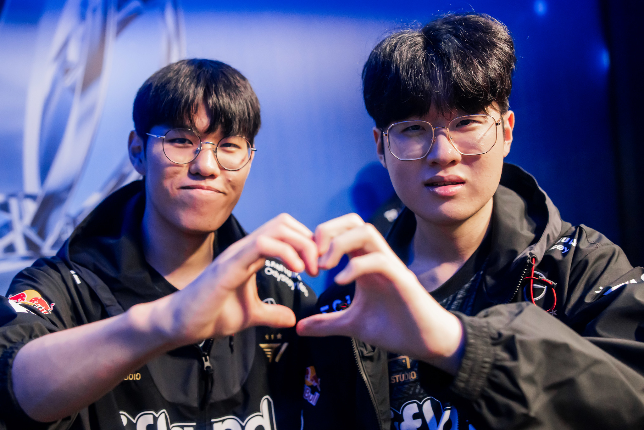 T1 tung ra 2 bài hát cổ động cho Zeus và Oner nhưng khiến fan "dở khóc ...