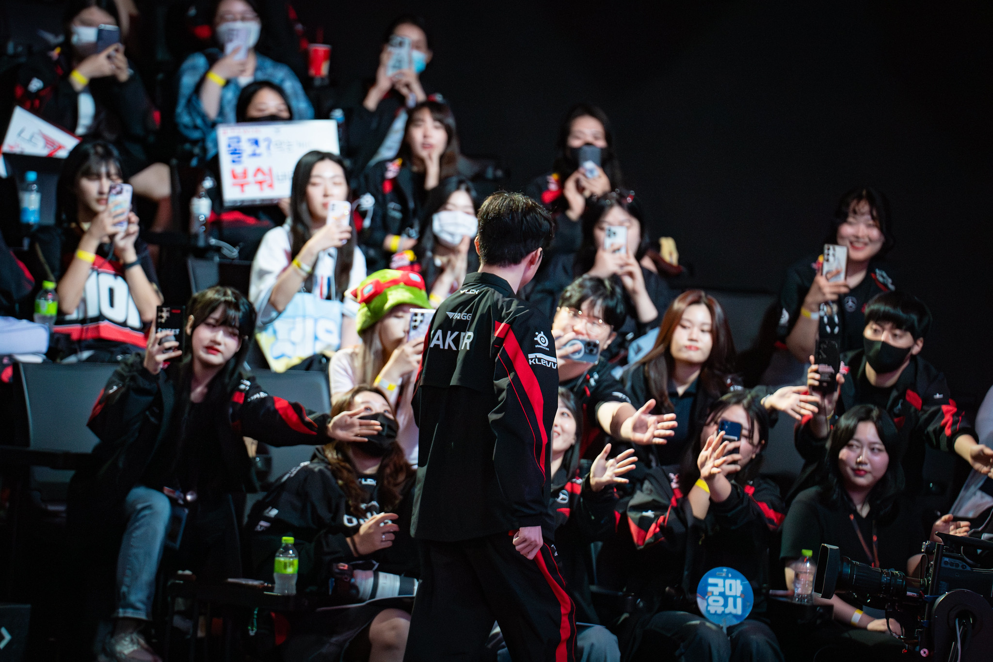 Bại trận trước HLE, Faker có hành động khiến fan cũng xót xa