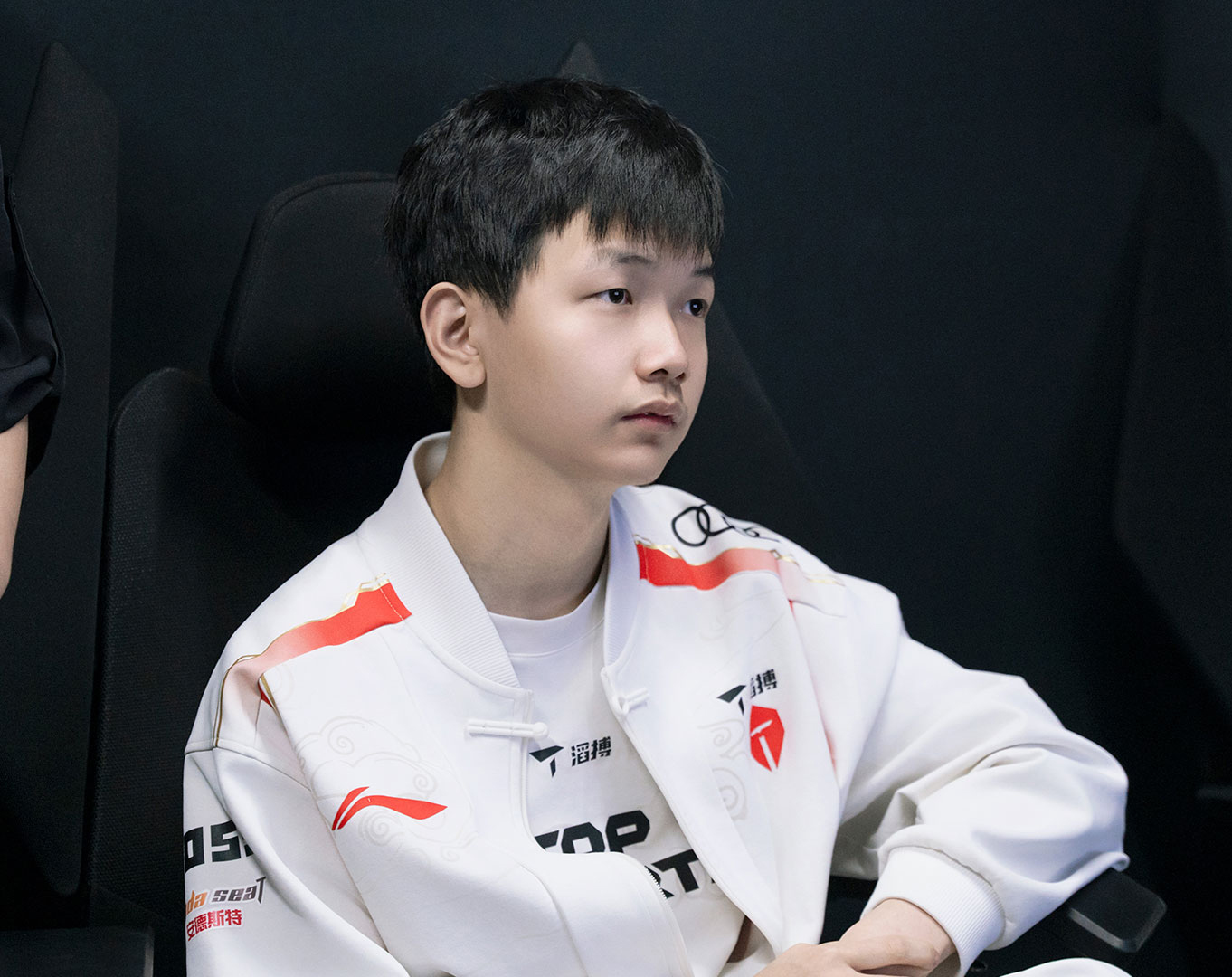 Trong cùng ngày, TES nhận một lúc cả tin vui lẫn tin xấu