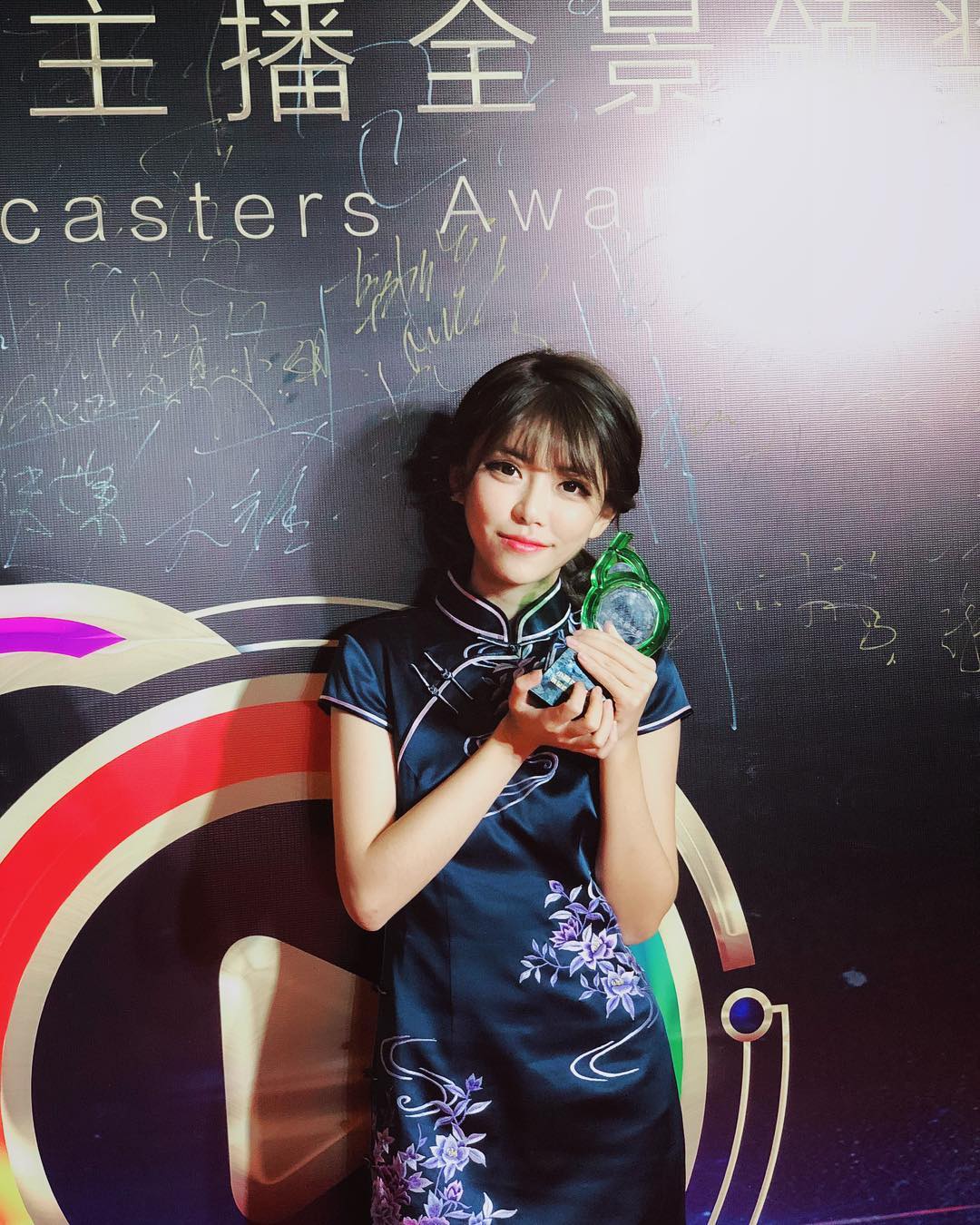 Nữ MC tai tiếng của LPL nhảy sexy trên sóng livestream nhưng nhận "quả ...