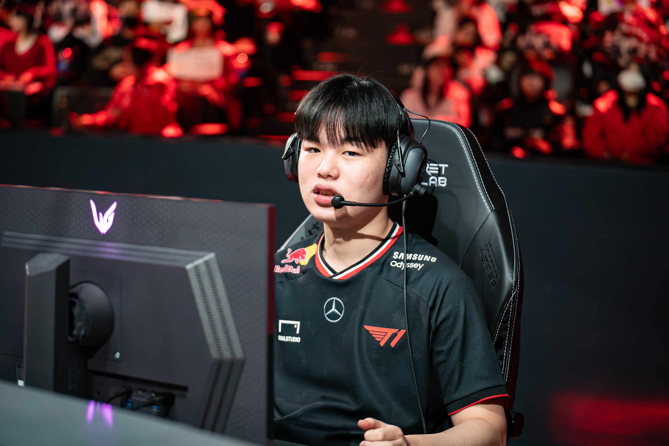 T1 tiếp tục có màn xử lí "đi vào lòng đất" khiến khán giả không khỏi ...