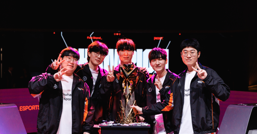 Nhà vô địch First Stand 2025 bị khán giả nhà "soi" ra thái độ "lạ"