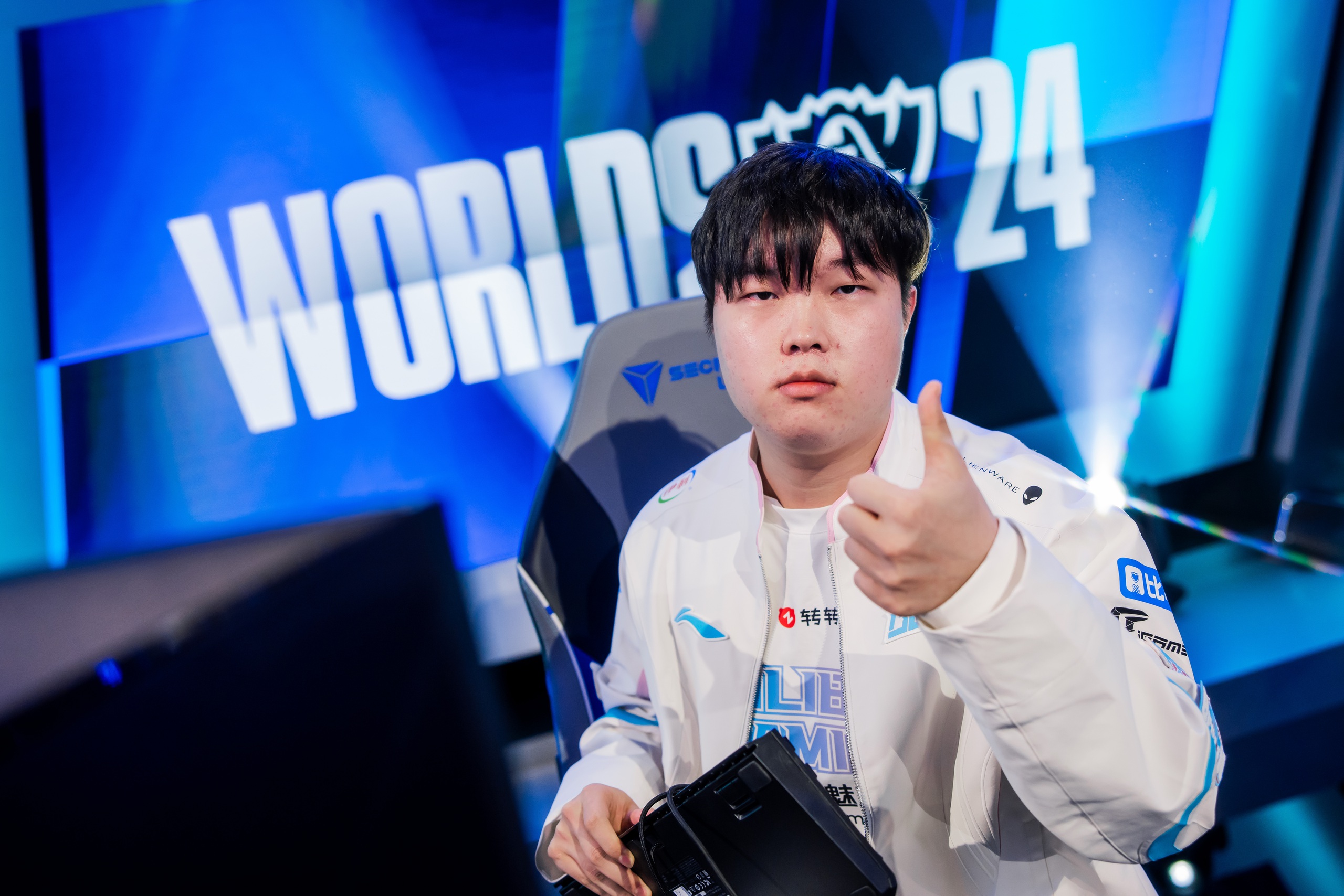 Á quân CKTG có màn "gáy bẩn", chính fan cũng khó chấp nhận