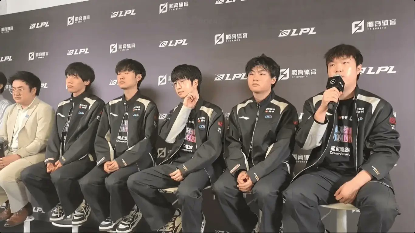 Á quân CKTG có màn "gáy bẩn", chính fan cũng khó chấp nhận