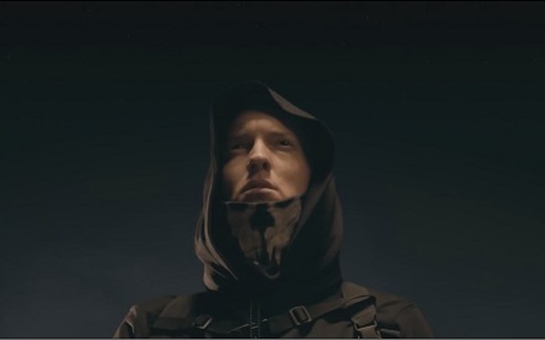 Eminem mặc trang phục Call of Duty trong MV mới