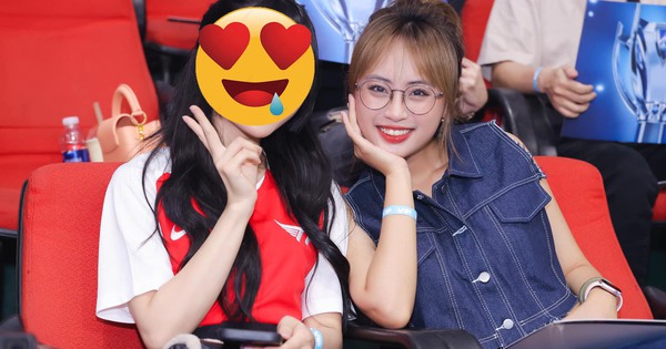 Fan nữ T1 rạng rỡ trên khán đài, so kè với MC Minh Nghi cũng chẳng kém cạnh