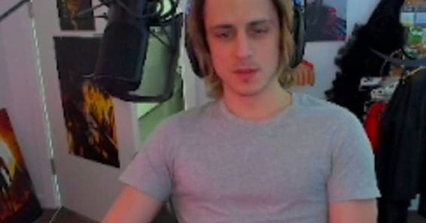 Theo dõi streamer nổi tiếng trong 100 tháng nhưng "không nói một lời ...