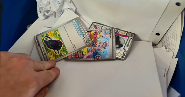 Nhặt thẻ Pokemon hiếm từ thùng rác, game thủ vớ bẫm, kiếm hơn 60 triệu ...