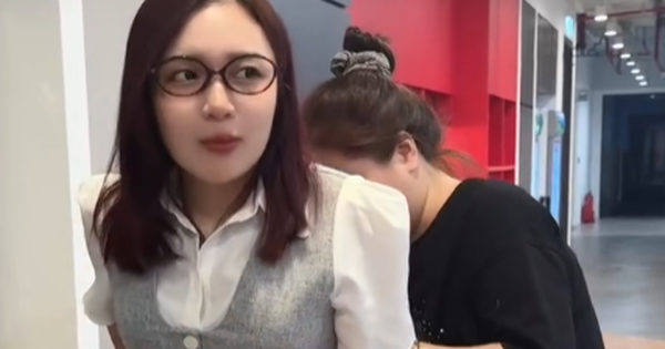 MC Phương Thảo gặp sự cố "bục váy" khi đang dẫn