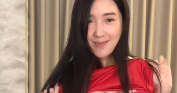 Fan nữ MU "kéo áo kéo quần" khoe nội y, nhảy sexy sau chiến thắng của đội tuyển yêu thích