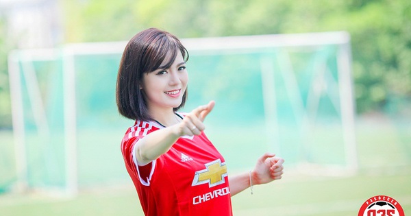 Hot girl Tú Linh MU bất ngờ... cosplay game bóng đá