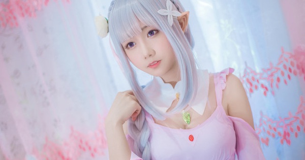 Cùng ngắm cosplay nàng công chúa tóc trắng Emilia cực dễ thương trong ...