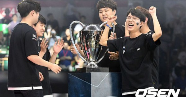 Giải tán đội tuyển LMHT của mình, liệu rằng CJ Entus có bỏ tiền tấn mua lại Longzhu Gaming?