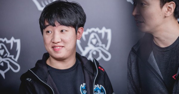 LMHT: Sợ SKT Khan 'trẻ trâu' chửi thề trên sóng stream, HLV Kkoma kèm chặt một giây không rời