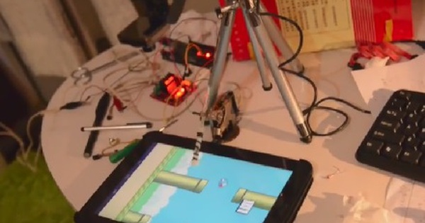 Robot chơi Flappy Bird "bá đạo"
